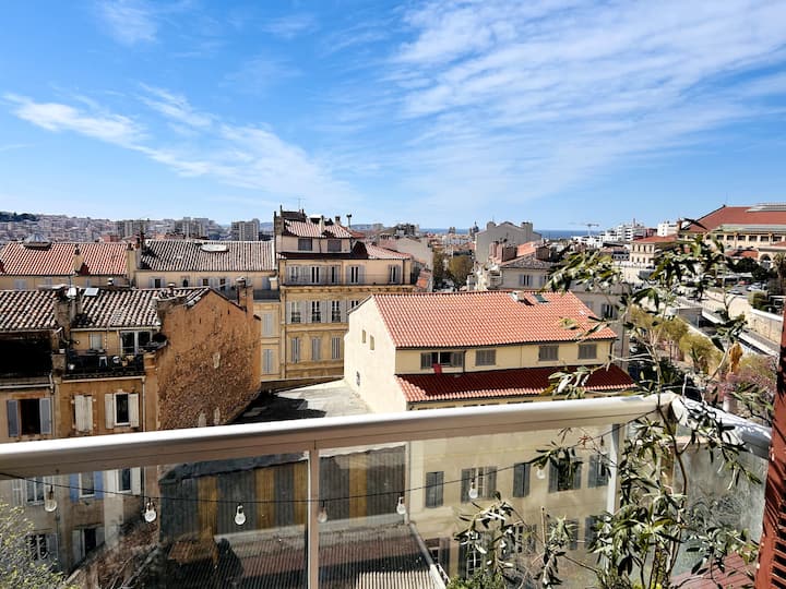 Bird Nest In Marseille - Marseille