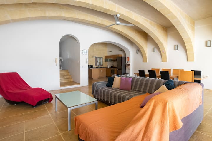 Spacious Villa 4br, Large Pool And Country View - Malta