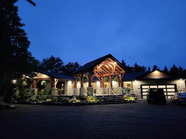 Luxurious 14-acre Scenic Retreat - Brighton