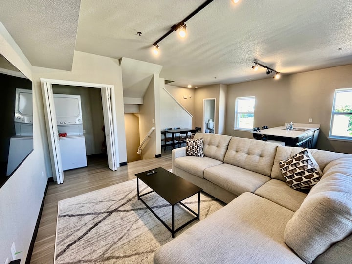 Affordable Short-term Townhome - Black Hawk County