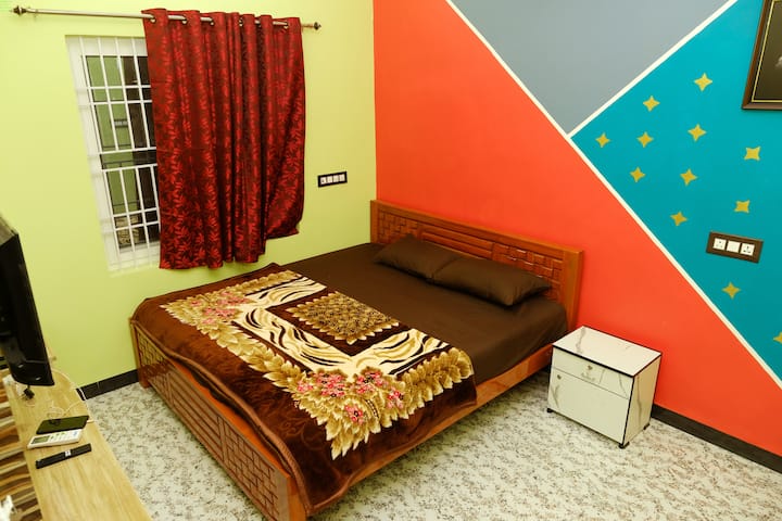 Cozy Room At Sri Krishna Palace - Tiruvannamalai