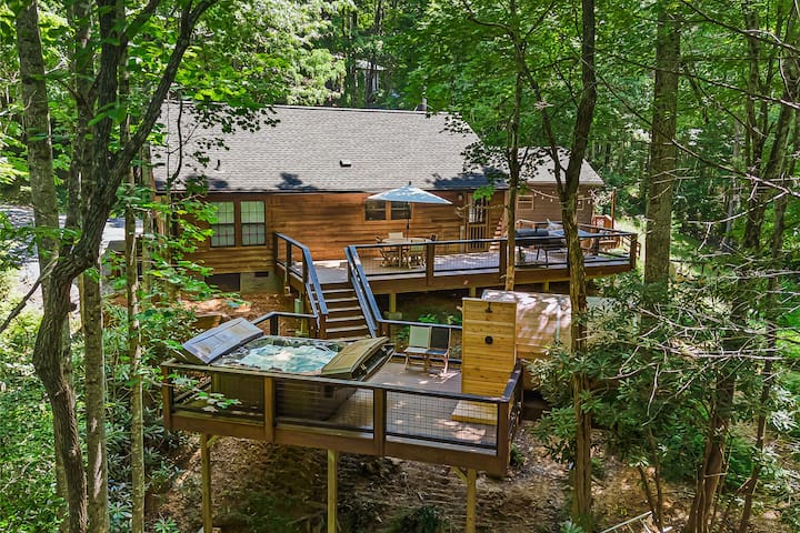 Pet Friendly Cabin Near Waterfalls Sauna & Hot Tub - Brevard, NC