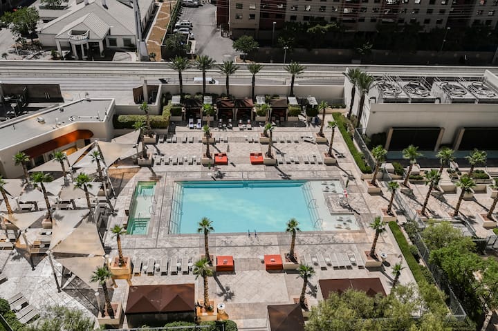 E28d1* 1bd/2ba W/balcony/full Kitchen/pool/gym - Las Vegas, NV