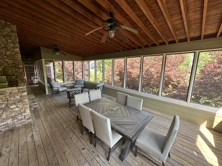 Buck & Nanas Lakefront Treehouse - Guntersville, AL