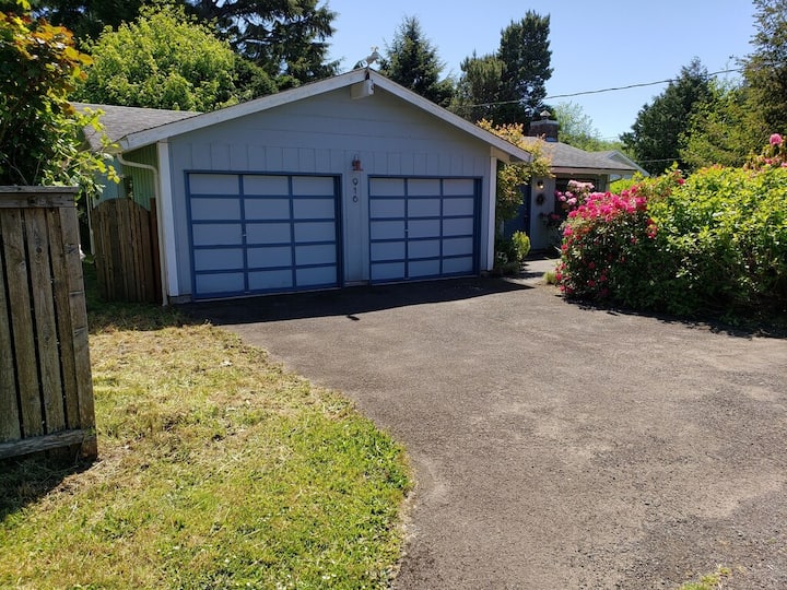 Cute Rockaway Cabin - Rockaway Beach, OR