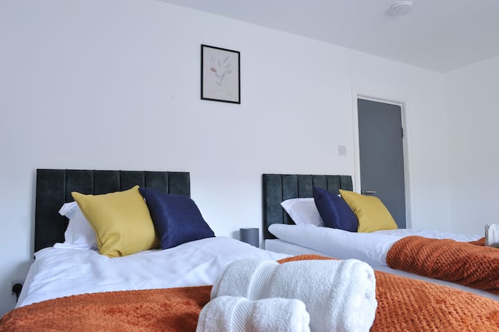 7 Guests 2 Showers Kettering  Fast Wifi  Parking - Kettering
