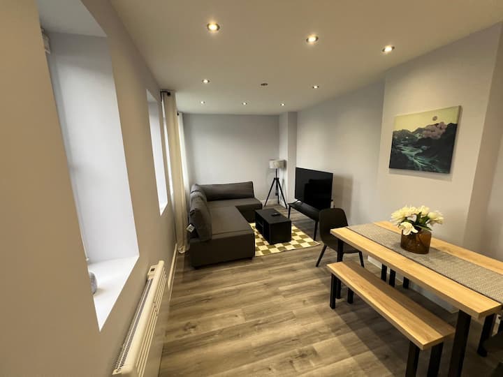Queen Apartment | En-suites | High Spec | 7 Guests - Didcot