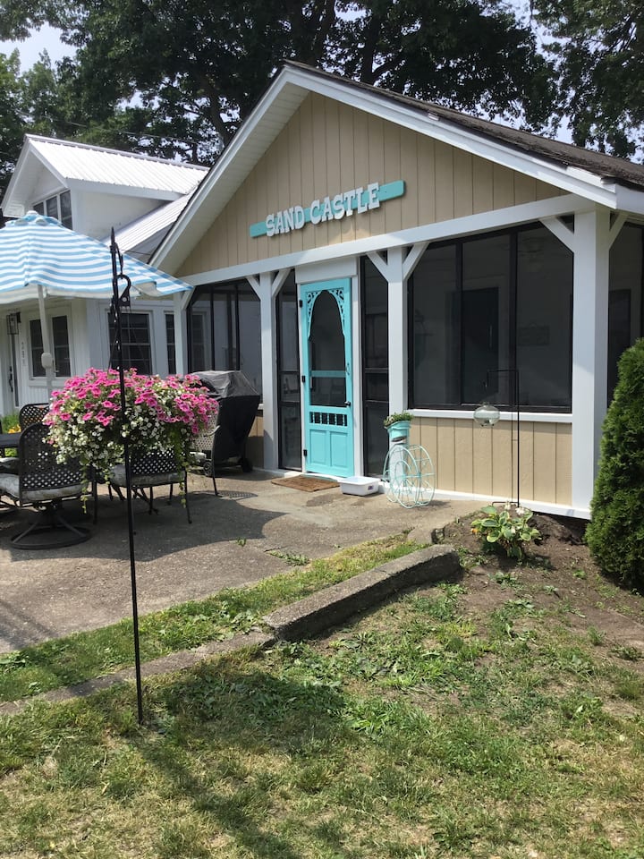 Charming Crystal Beach Cottage - Crystal Beach