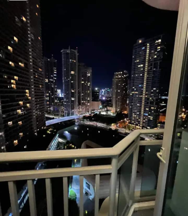 Cozy 2-bedroom Condo, Near Rockwell Mall - Makati