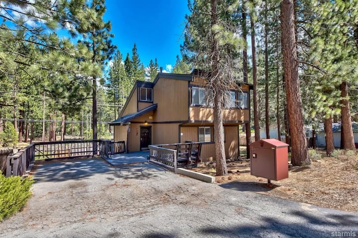 Tahoe 3/2 House Sleeps 6+
Accessible Road All Year - South Lake Tahoe, CA