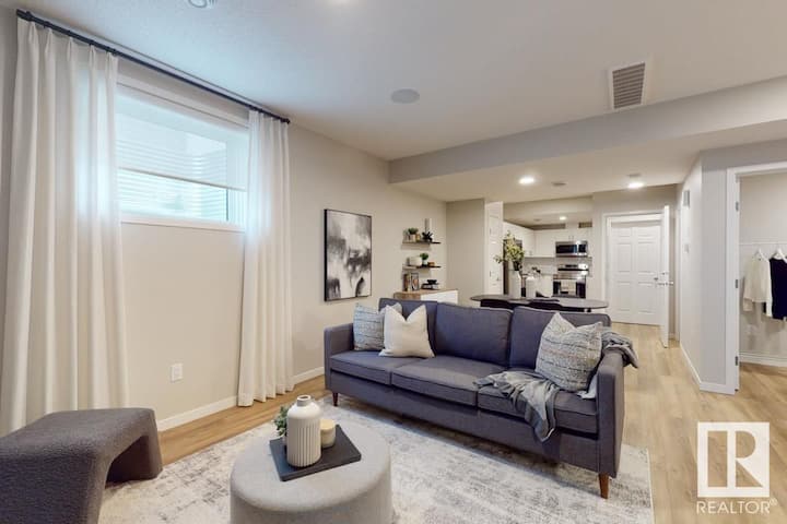 *Luxury One Bed Legal Basement Unit* In Windermere - Canada