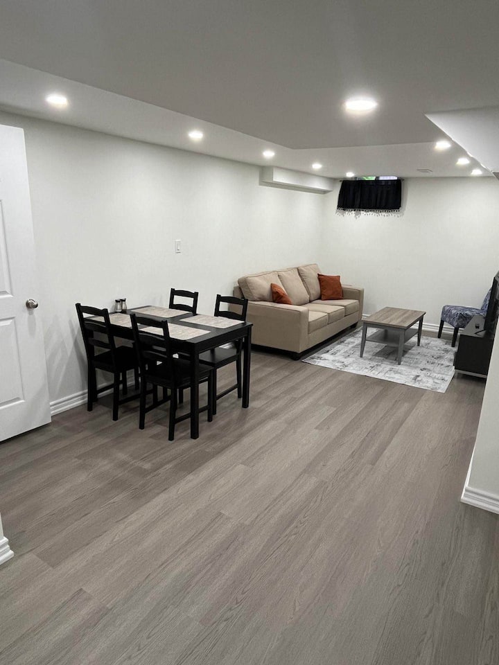 Comfortable Basement Apartment - 마크험
