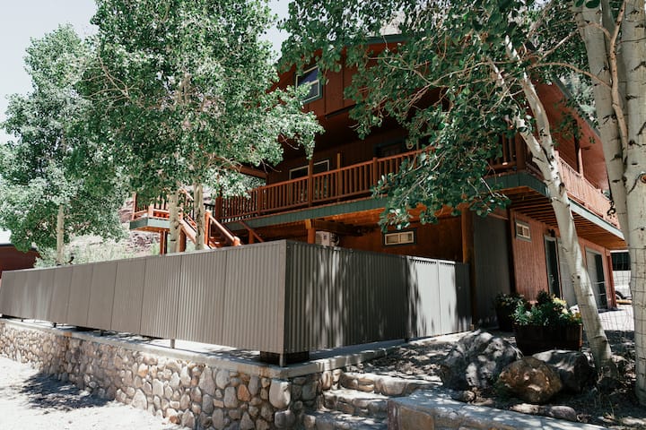 Riverfront Bungalow - Sleeps 10 - Private Hot Tub! - Ouray, CO
