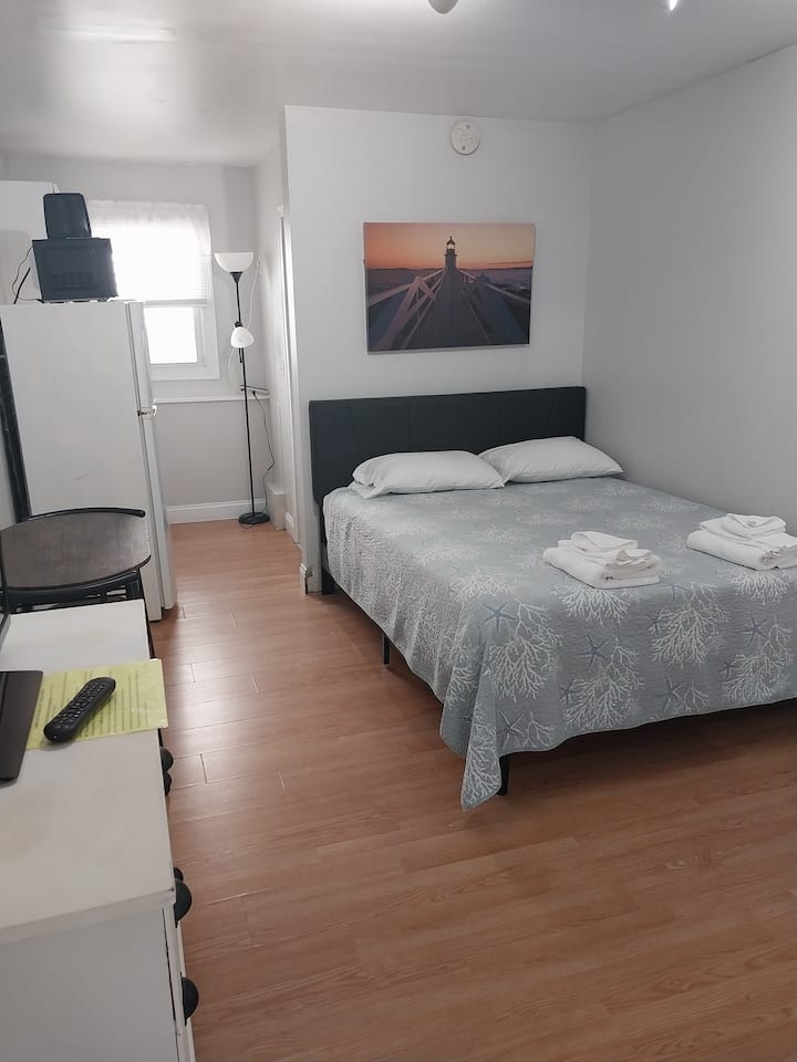 One Queen Bed With Kitchenette. - Hampton Beach, NH