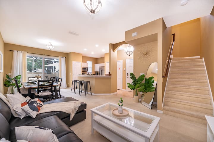 Epic Arty Retreat Near Disney - Kissimmee, FL