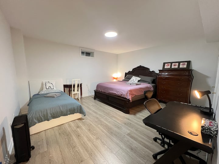 Beautiful Room Ensuite Bath, Kitchen + Living Room - Toronto