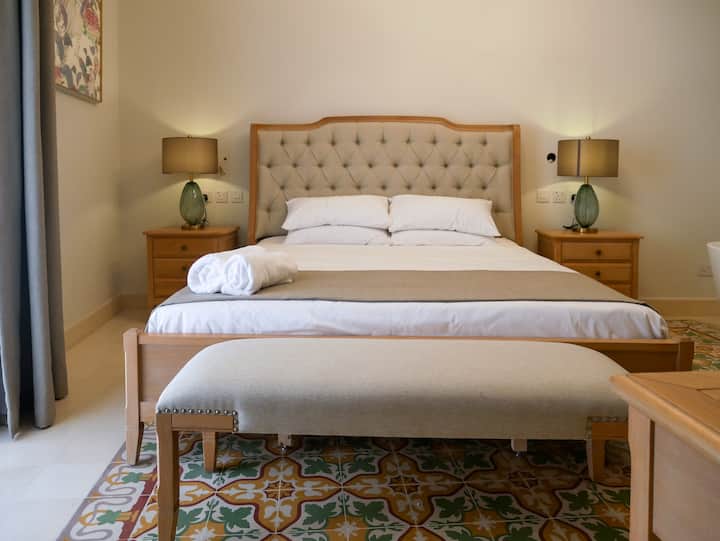 Deluxe Double Room With Bath & Maltese Balcony - Valletta, Malta