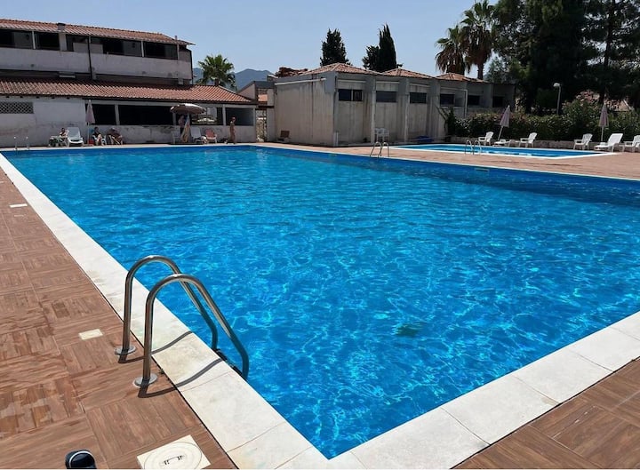 Bivani A 100 Mt Dal Mare Con Piscina, Wi-fi E A/c - Falcone