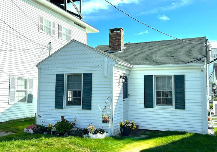 Cozy Beach Bungalow - Old Orchard Beach, ME