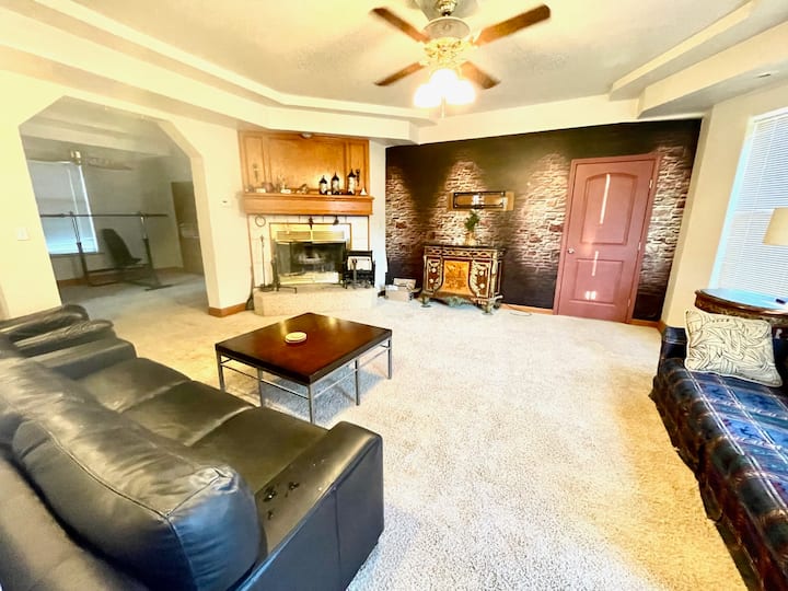 Room With Shared Bathroom. - Kansas City, MO