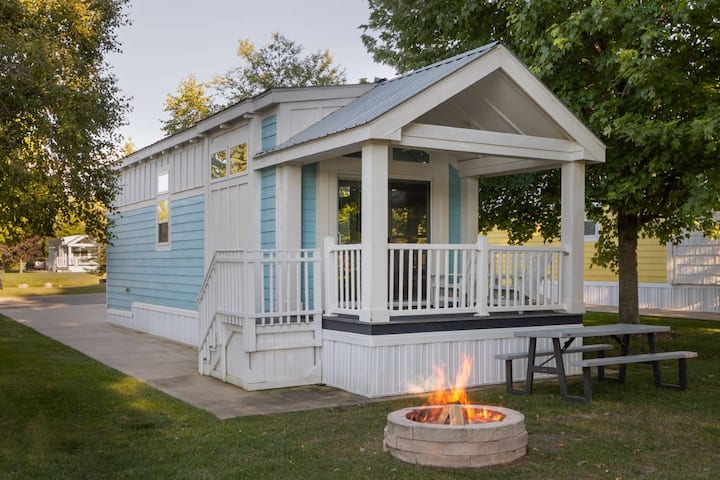 Premium 1 Bedroom Cottage - Petoskey, MI