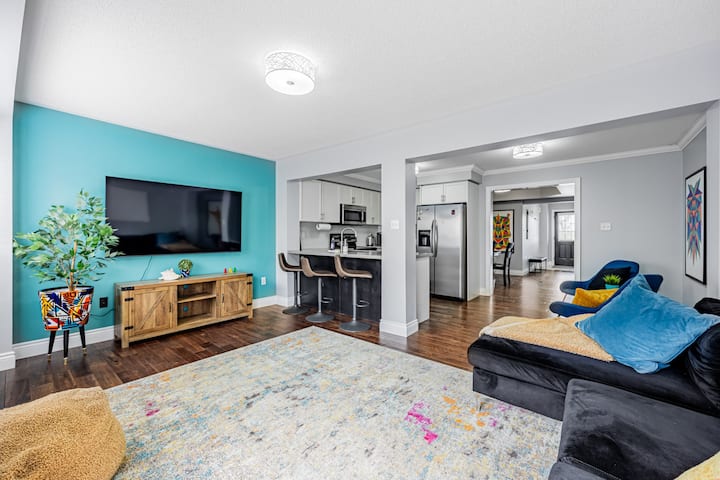 Beautiful 3 Bedroom Townhouse W/ Private Backyard - Oshawa