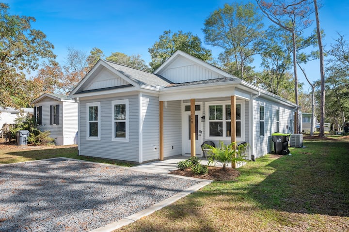 Shore Beats Work: Walk To Beach & Pet Friendly - Oak Island, NC