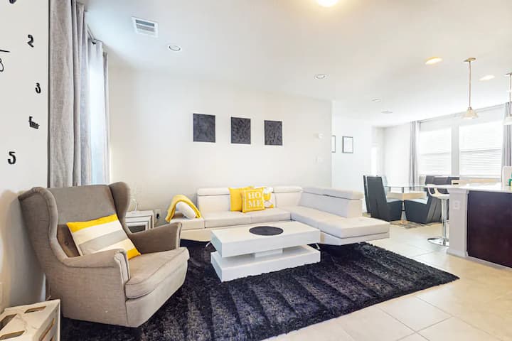Modern & Stylish Retreat Near Downtown - Buda, TX