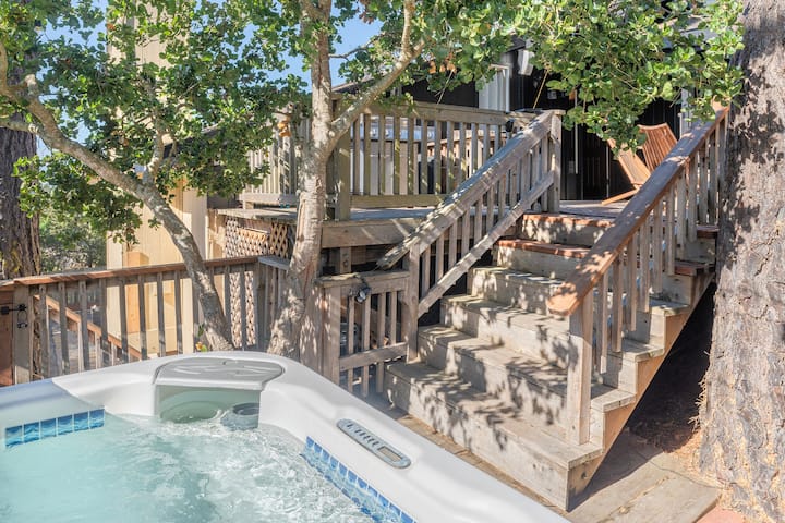 Hot Tub, Fire Pit, Ocean Views, 3 Mins To Town! - Carmel-by-the-Sea, CA