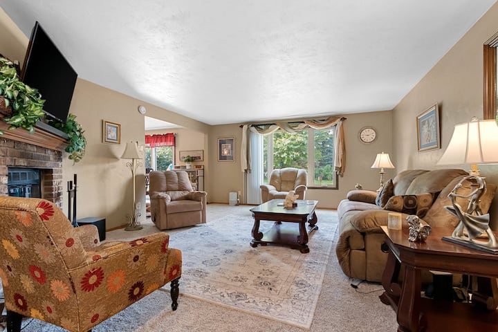 Cozy Bedroom W/access To Kitchen & Living Room - Green Bay, WI