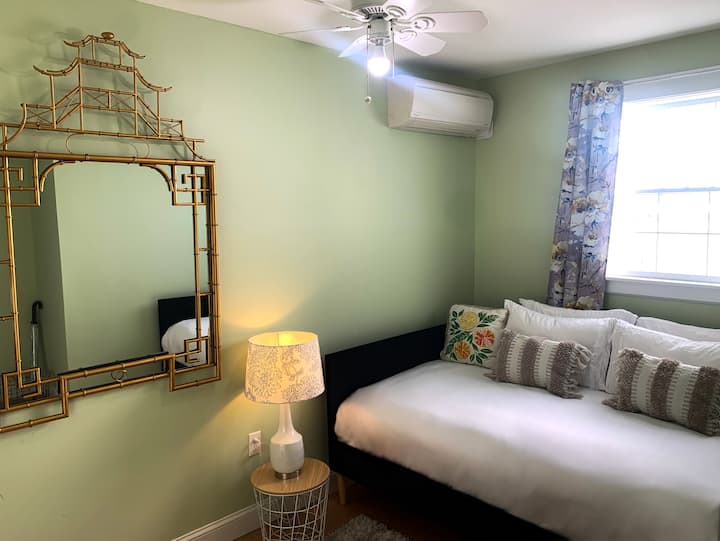 Lotus-by-the-sea: Crash Pad - Provincetown, MA