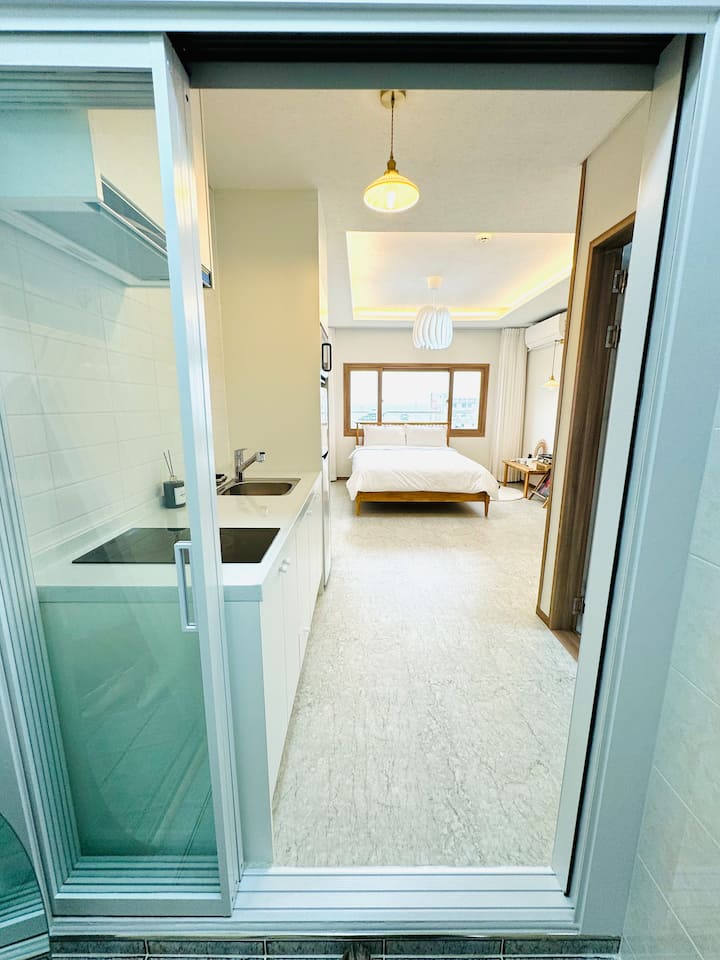 공항5분 바다전망 2인 동문시장근처 이호테우해변근처 감성펜션 가성비 무료주차 해안도로자전거 - Jeju