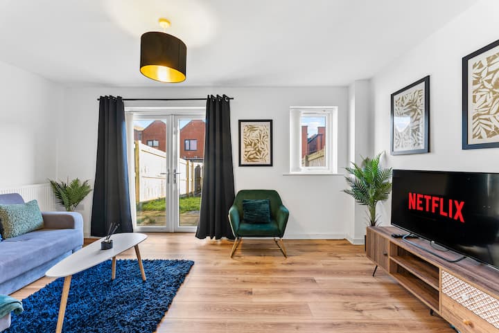 25% Off - Sleek And Stylish 3 Bed  - Parking - Salford