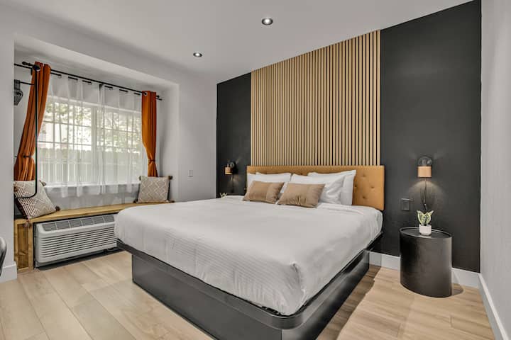 The Block Hotel - Serene Renovated King Room - Rogers, AR