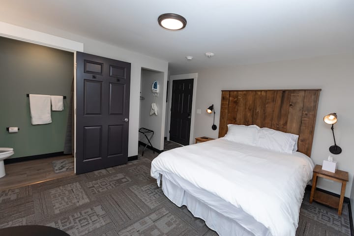 Modern Comfy Pocono Lodge Rooms - Palmerton, PA