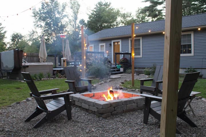 Dixie's Trackside Escape
4br/2ba Sleeps 8 -Hot Tub - Saratoga Springs, NY