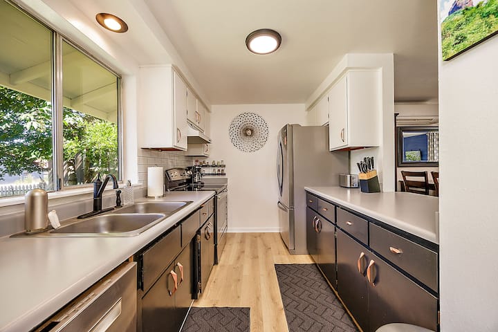 Lanka Rose House By Wanderlodges | Pet Friendly! - Medford, OR