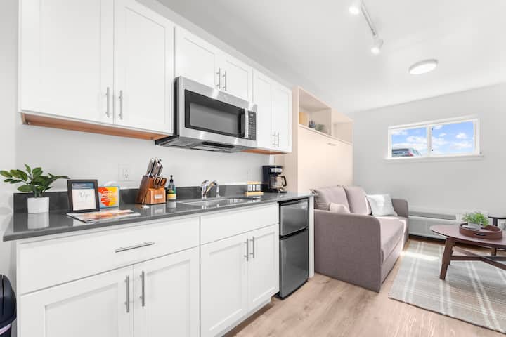 Modern Studio In Cedar Falls - Waterloo, IA