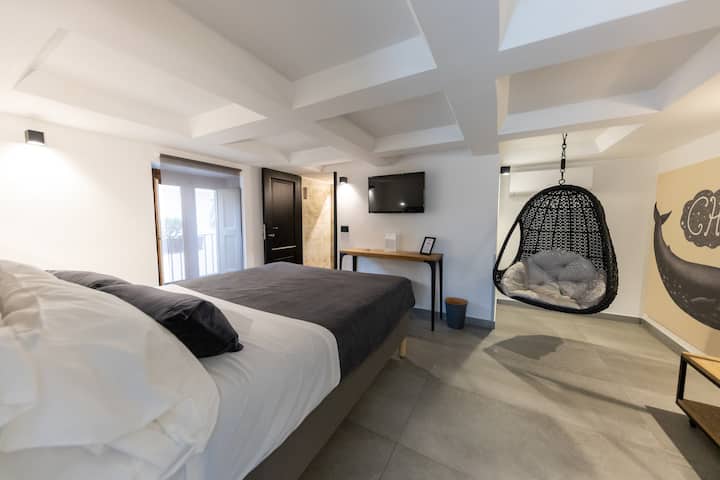 Low Ceiling Attic - Room 105 - Cefalù