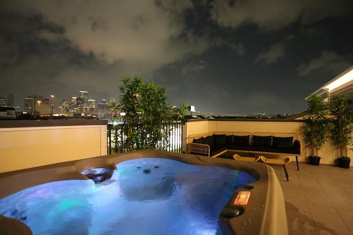 Modern Skyline View W/ Jacuzzi | 5 Mins To Dt - Houston, TX