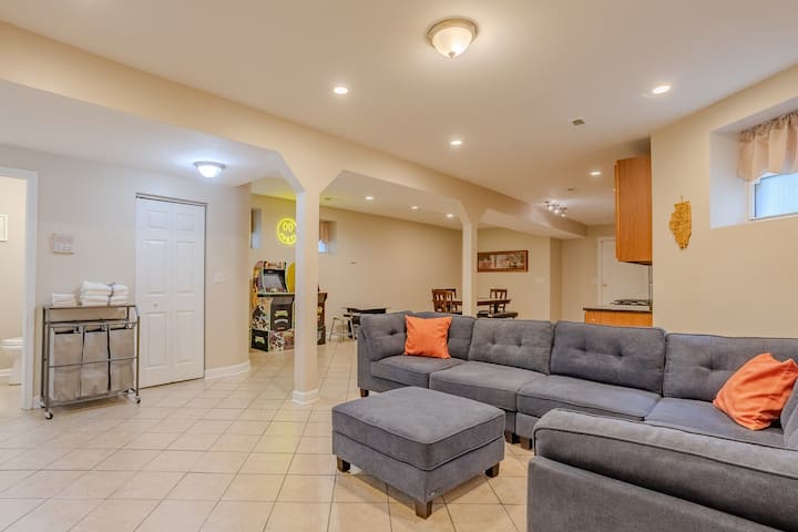 Spacious Parkside 3br Retreat - Chicago, IL