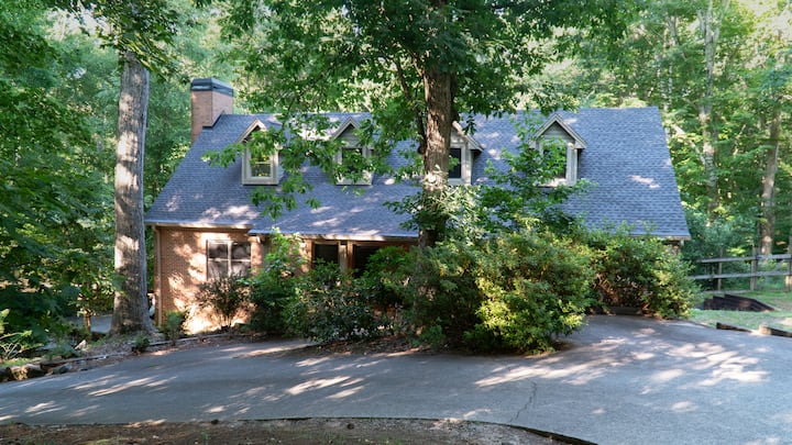 Pet Friendly 5br On 2.5 Wooded Acres Near Parks - Suwanee, GA