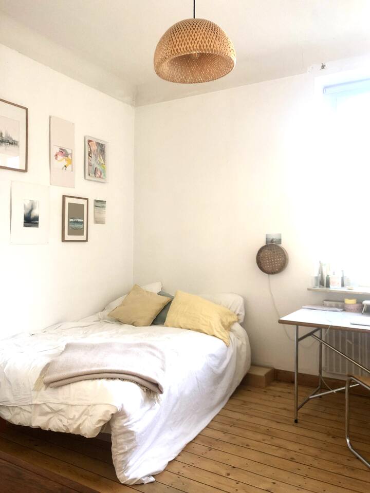 Schönes Zimmer In Altbauwohnung - Colonia