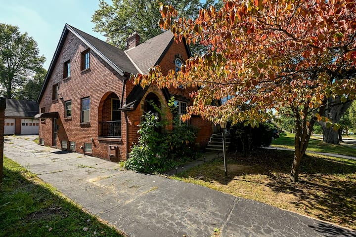 Boynton Retreat - Cleveland Heights, OH