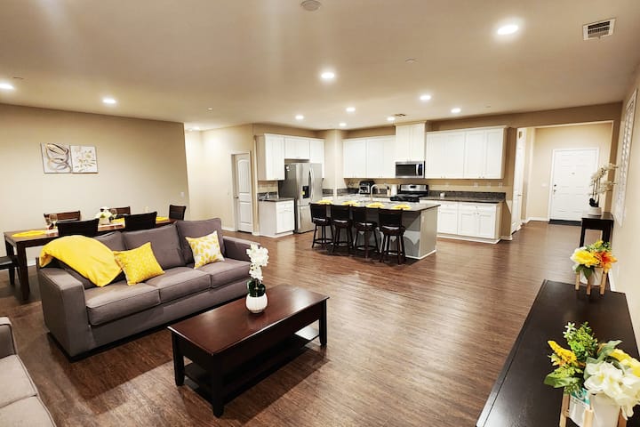 Villa Near Downtown Riverside. - Riverside, CA