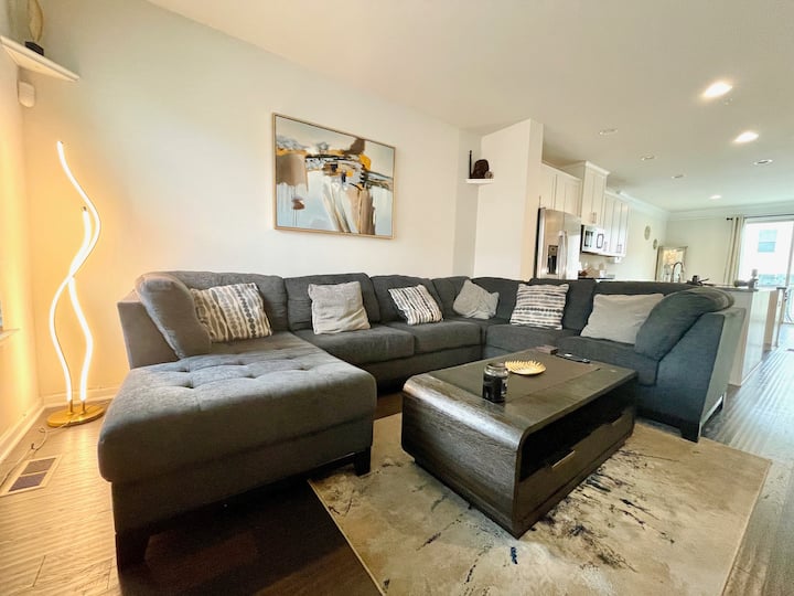 Entire Townhome With Balcony & Parking Sleeps 10 - Washington, D.C.