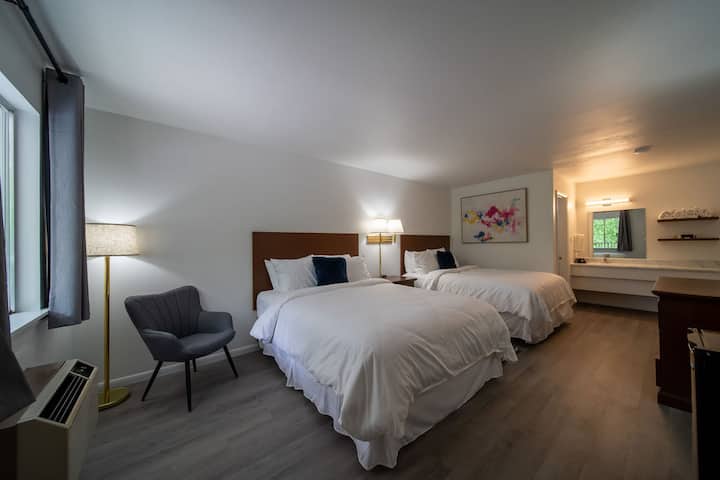 Queen Suite #10 At Glorydayz! - Eureka Springs, AR