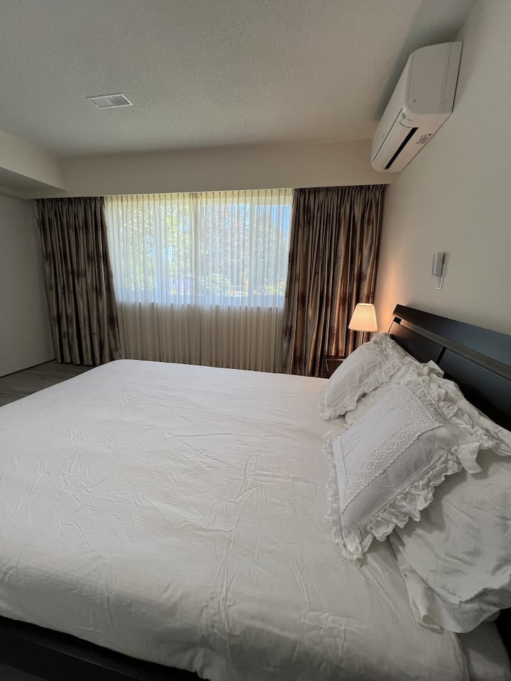 Simpli Sweet ! 2 Rm 3 Beds, Centrally Located - Vancouver