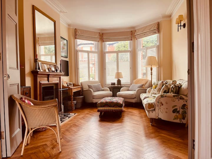 Family Home In North Acton - London