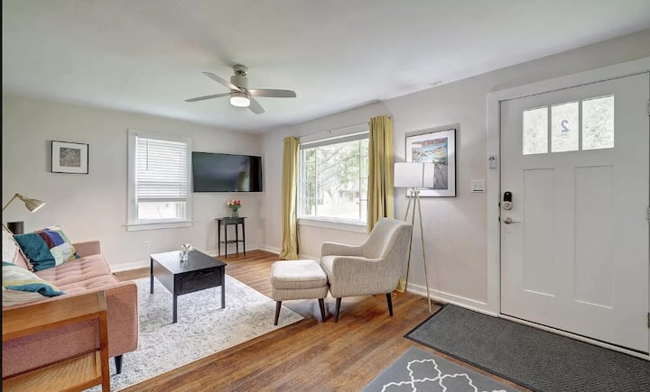 Great 2 Bedroom Home: Walk To Iu/kirkwood - Bloomington, IN